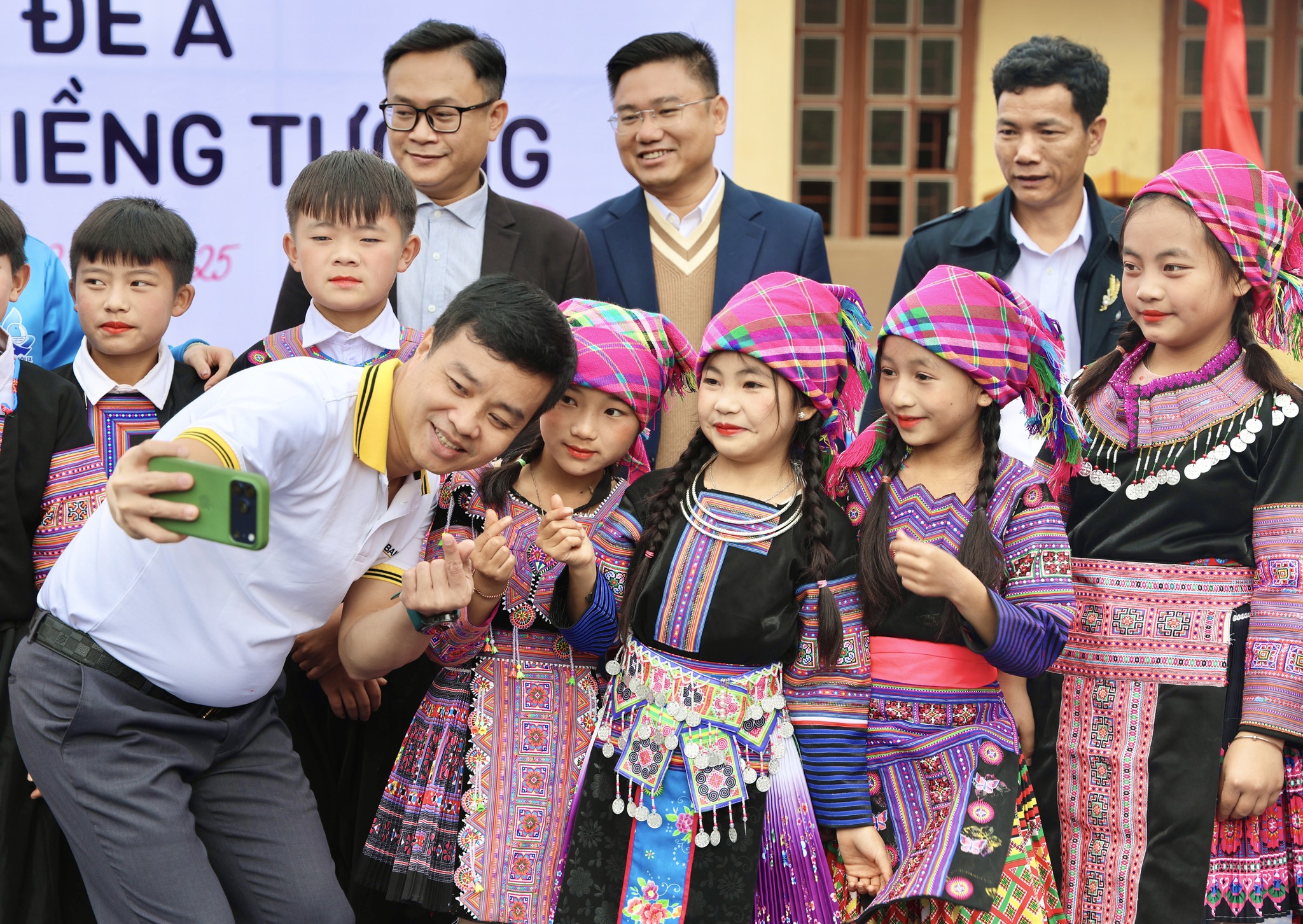 Groundbreaking ceremony for De A school site, Long Phieng commune, Son ...