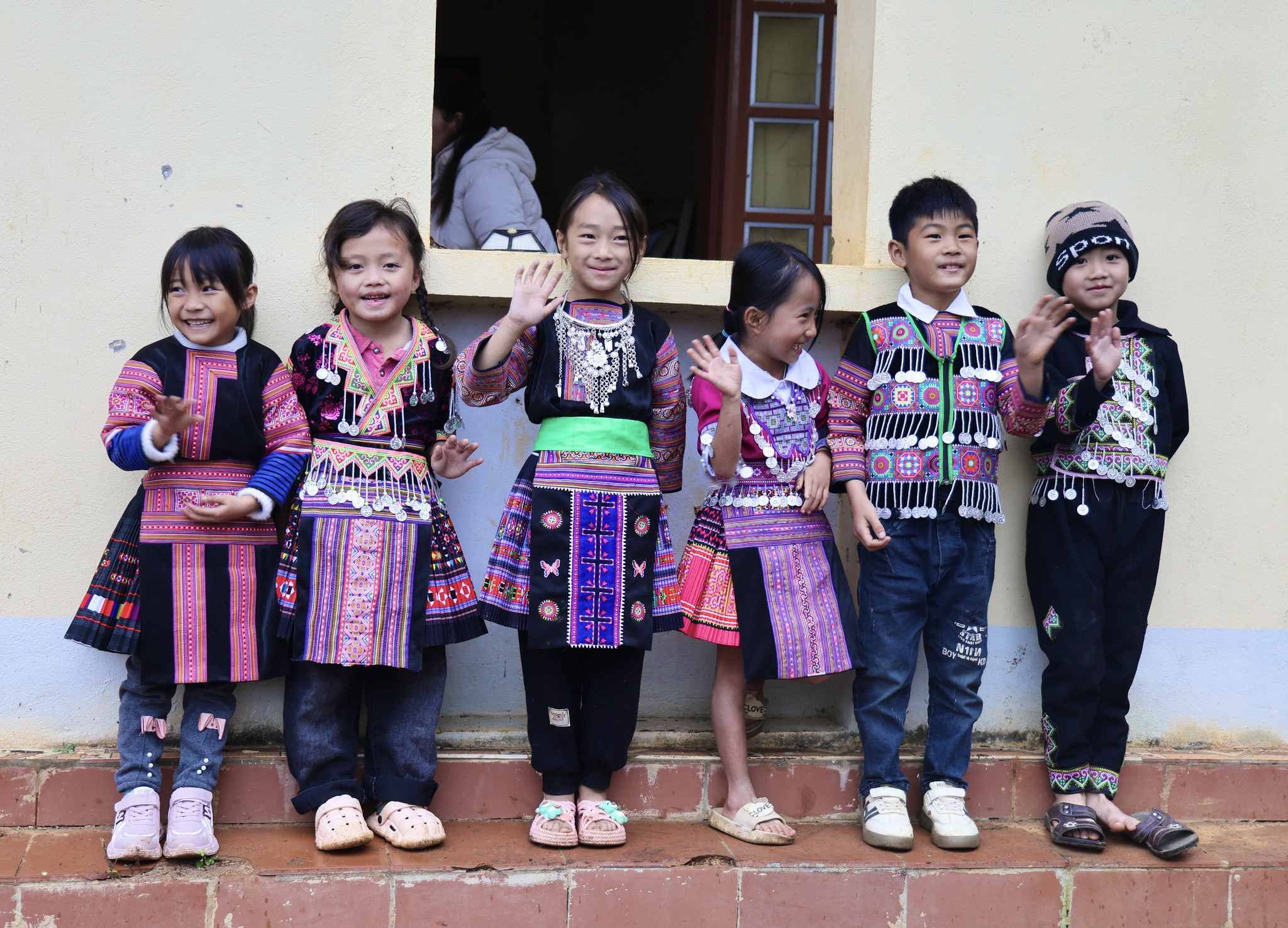 Groundbreaking ceremony for De A school site, Long Phieng commune, Son ...