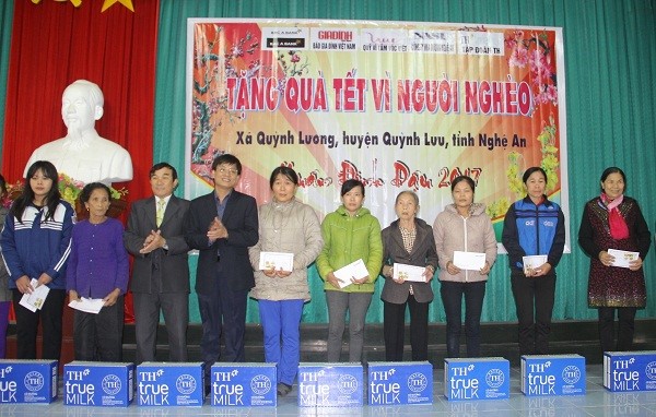 Báo GĐVN và Quỹ Vì tầm vóc Việt tặng quà Tết cho người nghèo Nghệ An