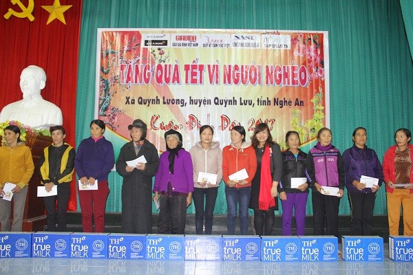 Báo GĐVN và Quỹ Vì tầm vóc Việt tặng quà Tết cho người nghèo Nghệ An